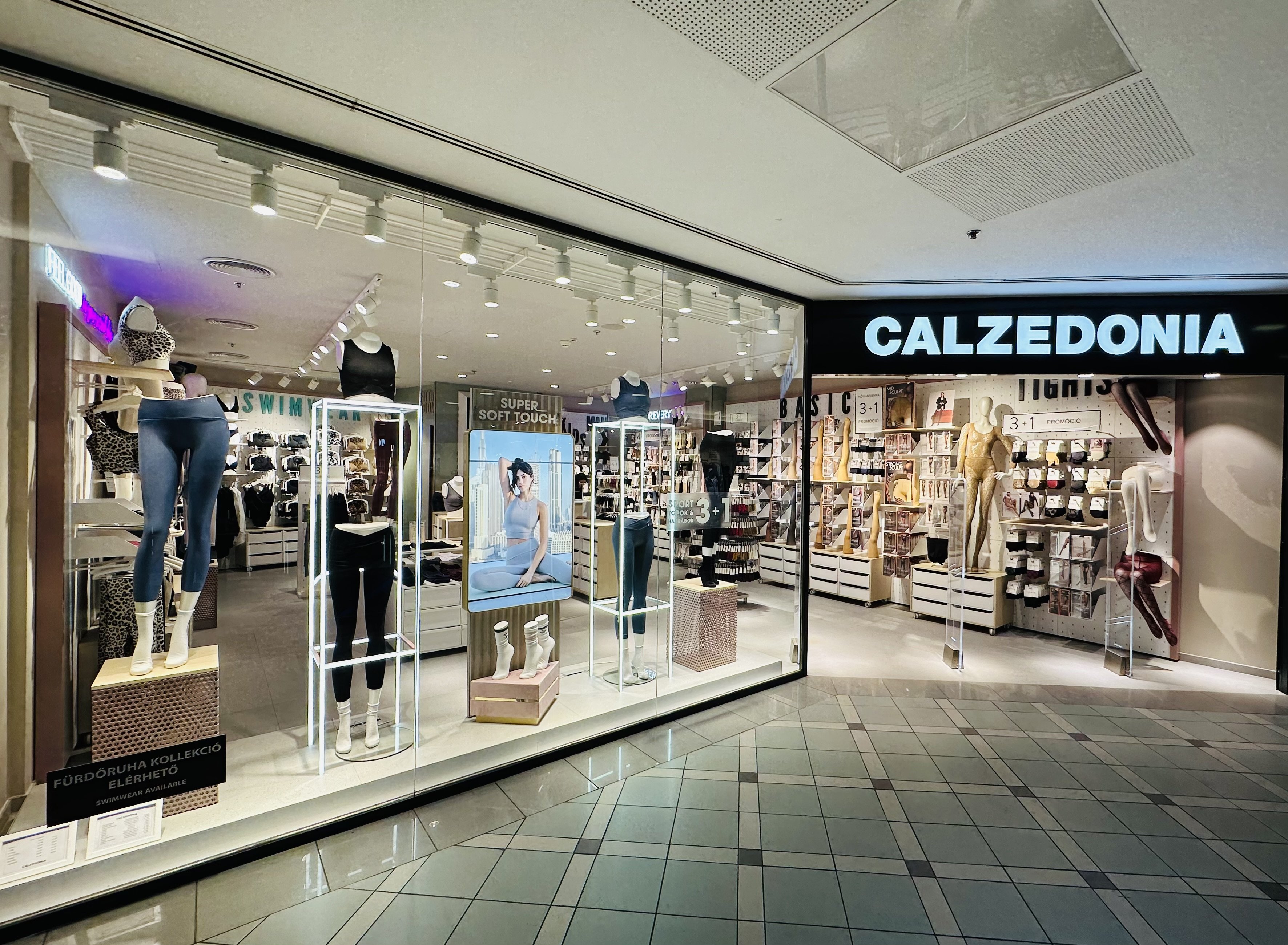 Hosiery and swimsuits store in Budapest at Lovohaz utca 2-6. | Calzedonia